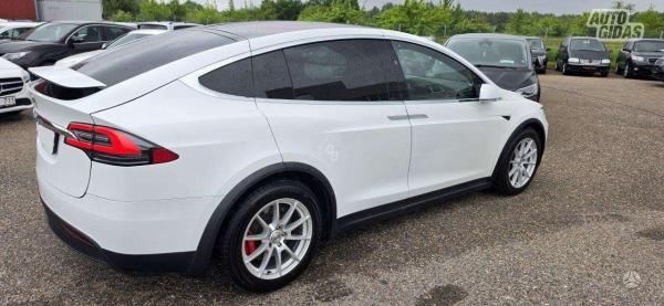 White Tesla Model X 2017 in Siauliai, with an engine capacity of 0.00 L and mileage of 164 thousand km for 31900 €, photo 6 on AUTOMOTO.COM.LV