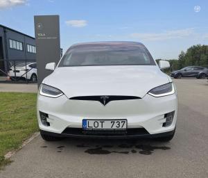 White Tesla Model X 2017 in Vilnius, with an engine capacity of 0.00 L and mileage of 210 thousand km for 23500 €, photo 3 on AUTOMOTO.COM.LV