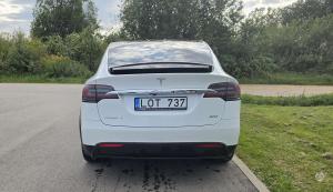 White Tesla Model X 2017 in Vilnius, with an engine capacity of 0.00 L and mileage of 210 thousand km for 23500 €, photo 4 on AUTOMOTO.COM.LV