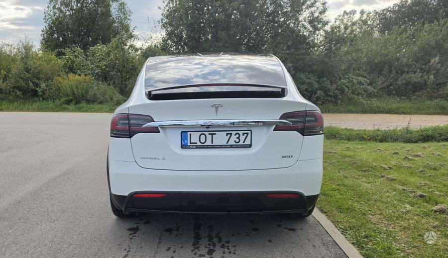White Tesla Model X 2017 in Vilnius, with an engine capacity of 0.00 L and mileage of 210 thousand km for 23500 €, photo 4 on AUTOMOTO.COM.LV