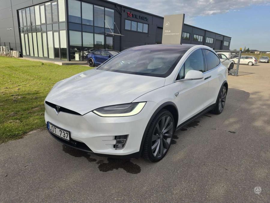 White Tesla Model X 2017 in Vilnius, with an engine capacity of 0.00 L and mileage of 210 thousand km for 23500 €, photo 5 on AUTOMOTO.COM.LV