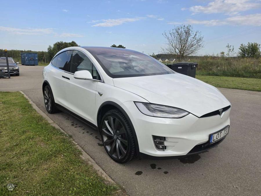 White Tesla Model X 2017 in Vilnius, with an engine capacity of 0.00 L and mileage of 210 thousand km for 23500 €, photo 6 on AUTOMOTO.COM.LV