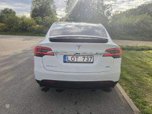 White Tesla Model X 2017 in Vilnius, with an engine capacity of 0.00 L and mileage of 210 thousand km for 23500 €, photo 9 on AUTOMOTO.COM.LV