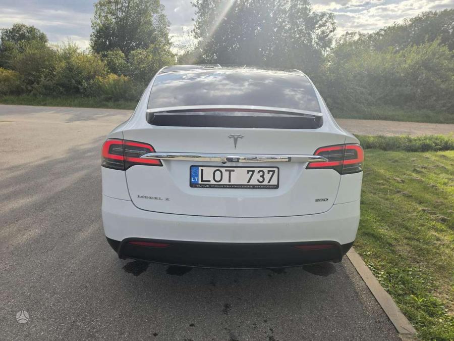 White Tesla Model X 2017 in Vilnius, with an engine capacity of 0.00 L and mileage of 210 thousand km for 23500 €, photo 9 on AUTOMOTO.COM.LV