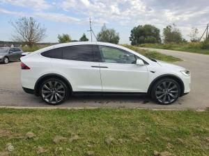 White Tesla Model X 2017 in Vilnius, with an engine capacity of 0.00 L and mileage of 210 thousand km for 23500 €, photo 10 on AUTOMOTO.COM.LV