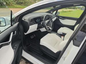 White Tesla Model X 2017 in Vilnius, with an engine capacity of 0.00 L and mileage of 210 thousand km for 23500 €, photo 12 on AUTOMOTO.COM.LV