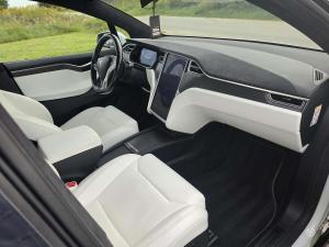 White Tesla Model X 2017 in Vilnius, with an engine capacity of 0.00 L and mileage of 210 thousand km for 23500 €, photo 13 on AUTOMOTO.COM.LV