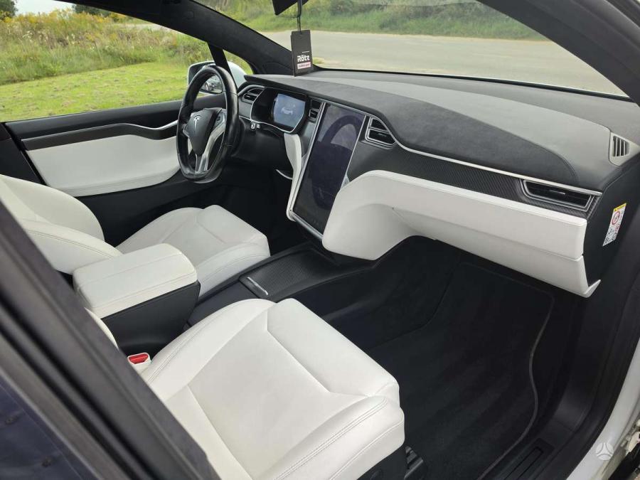 White Tesla Model X 2017 in Vilnius, with an engine capacity of 0.00 L and mileage of 210 thousand km for 23500 €, photo 13 on AUTOMOTO.COM.LV