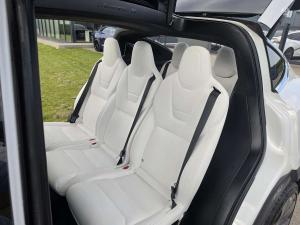 White Tesla Model X 2017 in Vilnius, with an engine capacity of 0.00 L and mileage of 210 thousand km for 23500 €, photo 14 on AUTOMOTO.COM.LV
