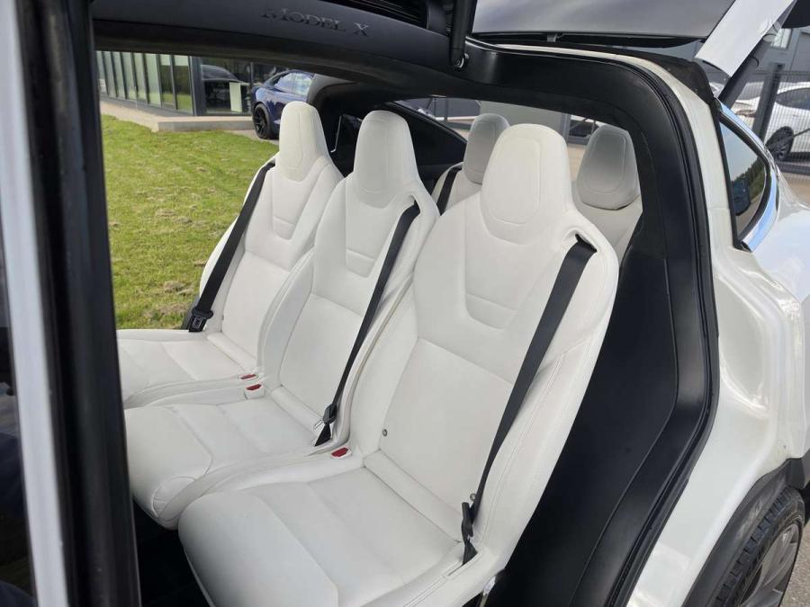 White Tesla Model X 2017 in Vilnius, with an engine capacity of 0.00 L and mileage of 210 thousand km for 23500 €, photo 14 on AUTOMOTO.COM.LV