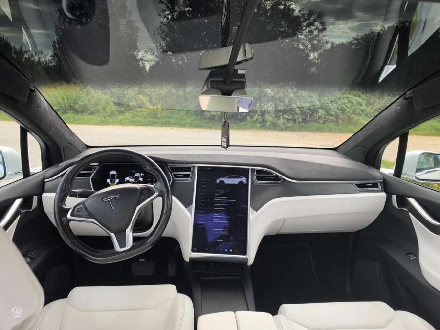 White Tesla Model X 2017 in Vilnius, with an engine capacity of 0.00 L and mileage of 210 thousand km for 23500 €, photo 15 on AUTOMOTO.COM.LV