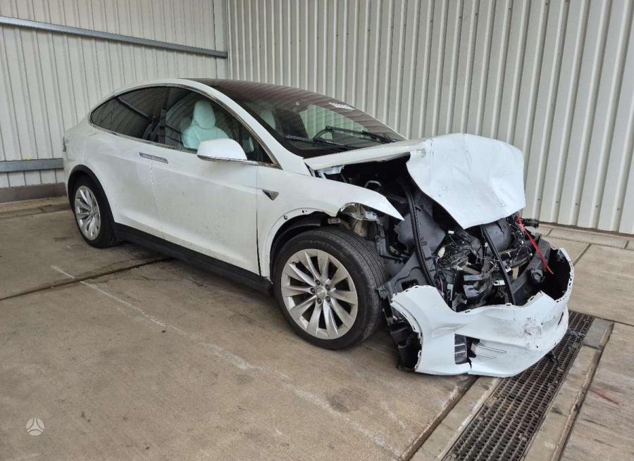 Balts Tesla Model X 2018 Klaipėda, ar dzinēja tilpumu 0.00 L un nobraukumu 47 tūkst. km par 12400 €, foto 5 vietnē AUTOMOTO.COM.LV