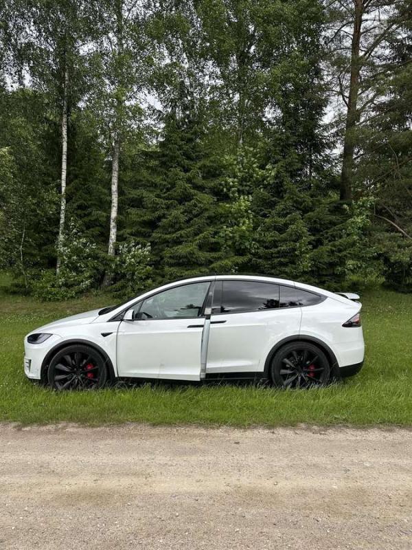 White Tesla Model X 2018 in Plunge, with an engine capacity of 0.00 L and mileage of 193 thousand km for 23900 €, photo 1 on AUTOMOTO.COM.LV