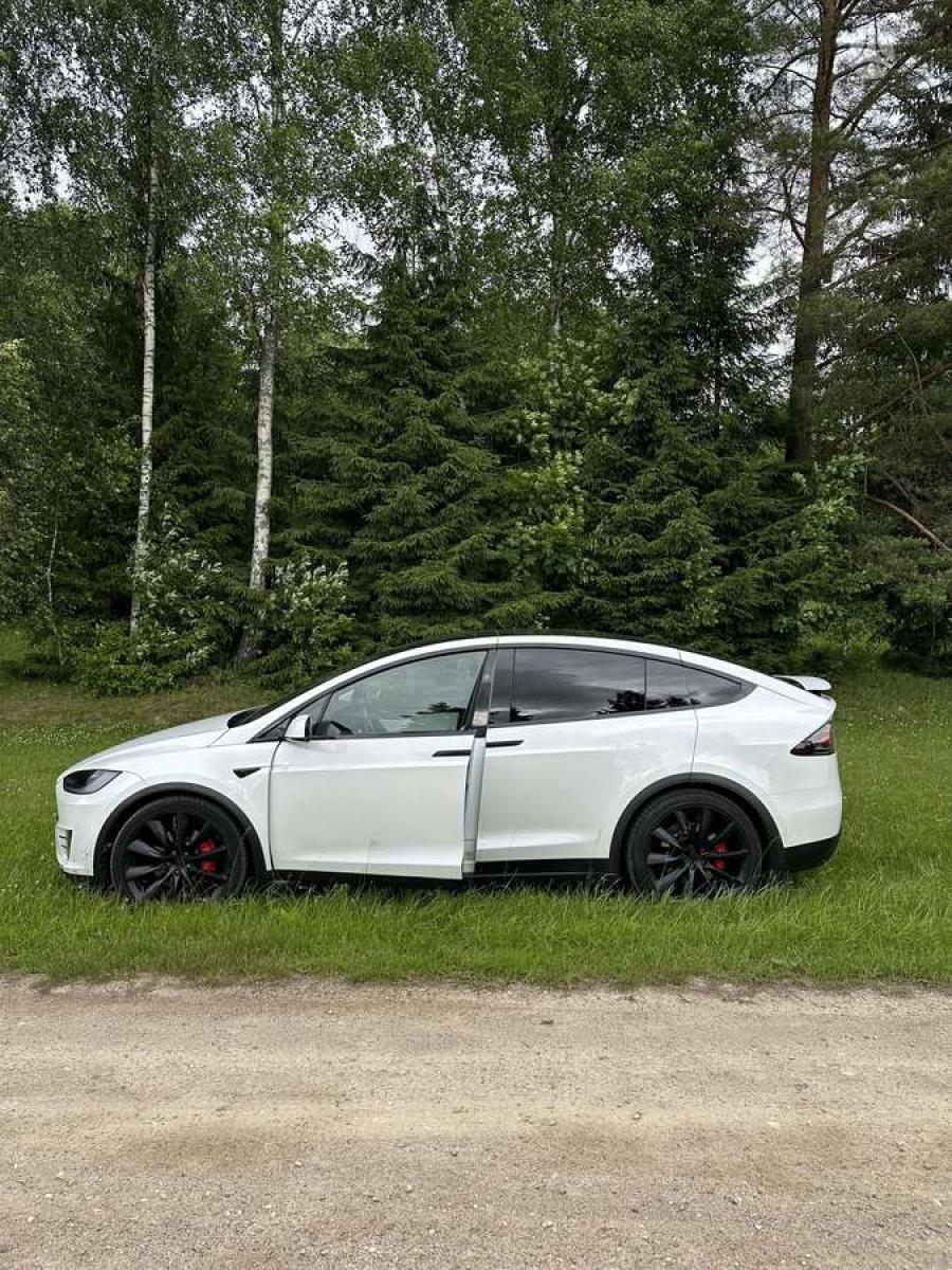 White Tesla Model X 2018 in Plunge, with an engine capacity of 0.00 L and mileage of 193 thousand km for 23900 €, photo 1 on AUTOMOTO.COM.LV