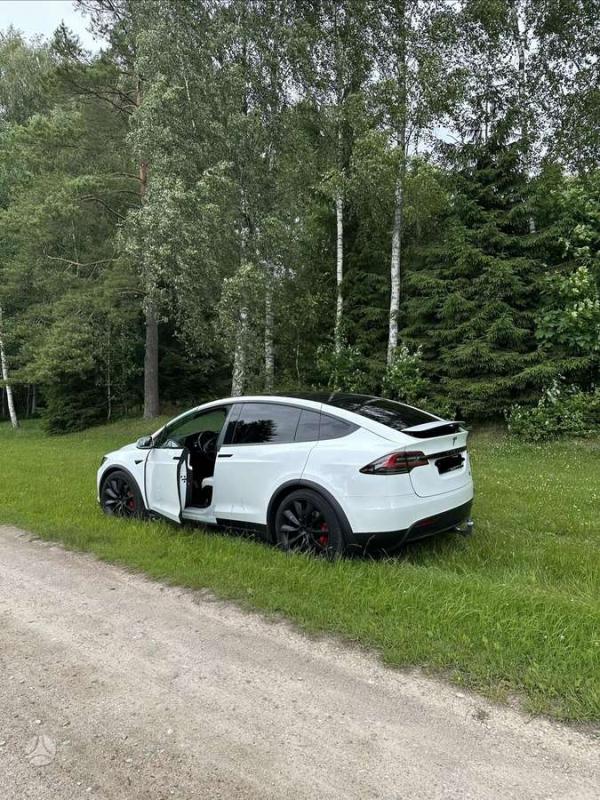 White Tesla Model X 2018 in Plunge, with an engine capacity of 0.00 L and mileage of 193 thousand km for 23900 €, photo 2 on AUTOMOTO.COM.LV