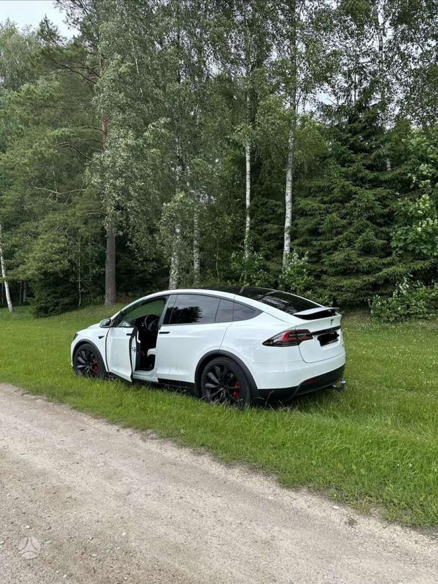White Tesla Model X 2018 in Plunge, with an engine capacity of 0.00 L and mileage of 193 thousand km for 23900 €, photo 3 on AUTOMOTO.COM.LV