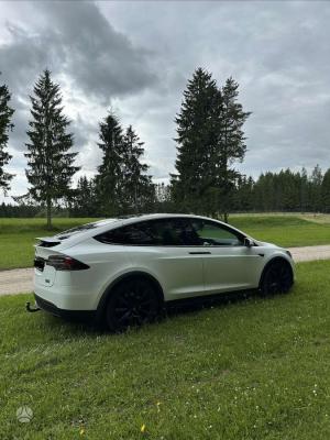 White Tesla Model X 2018 in Plunge, with an engine capacity of 0.00 L and mileage of 193 thousand km for 23900 €, photo 5 on AUTOMOTO.COM.LV