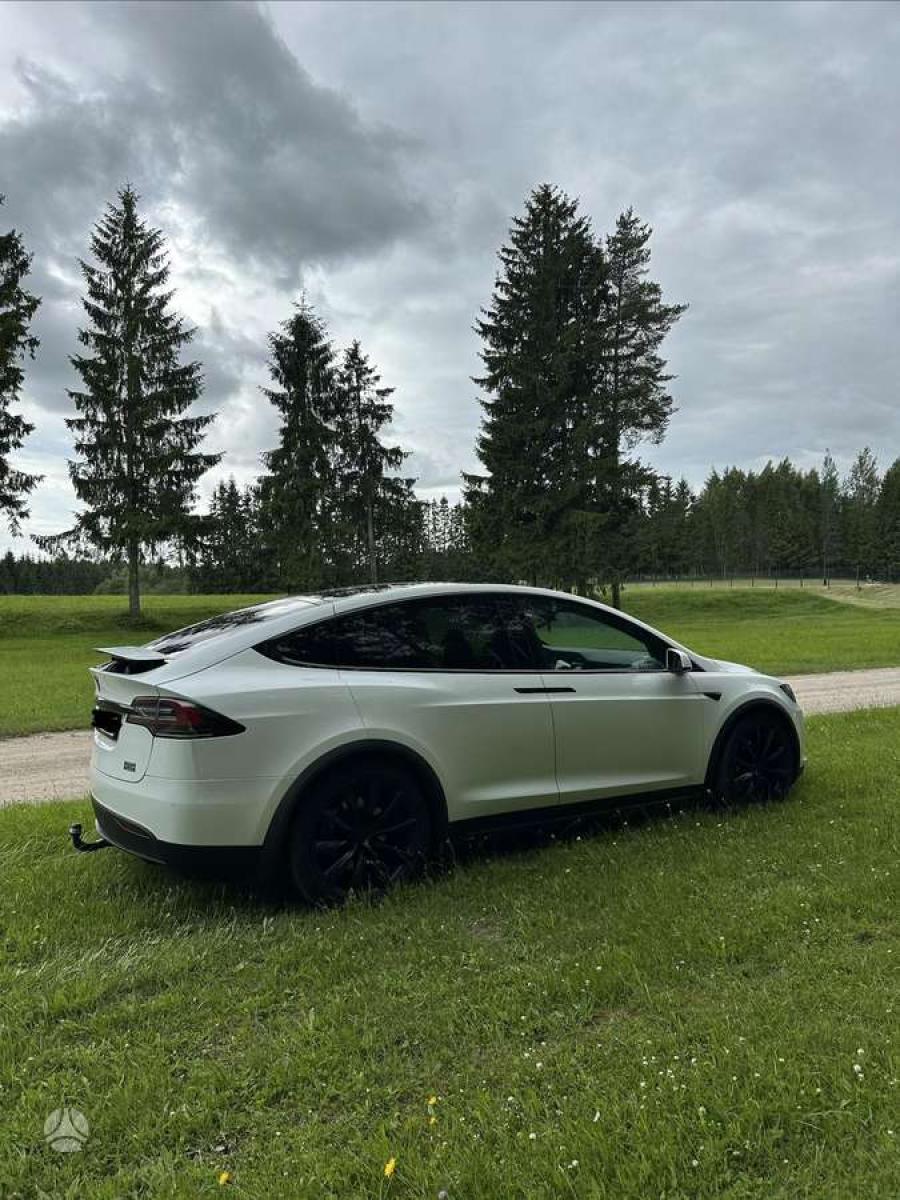 White Tesla Model X 2018 in Plunge, with an engine capacity of 0.00 L and mileage of 193 thousand km for 23900 €, photo 5 on AUTOMOTO.COM.LV