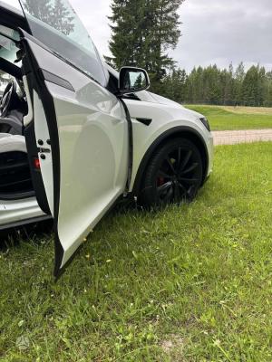 White Tesla Model X 2018 in Plunge, with an engine capacity of 0.00 L and mileage of 193 thousand km for 23900 €, photo 8 on AUTOMOTO.COM.LV