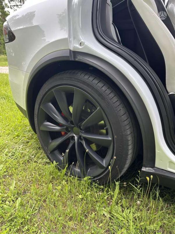 White Tesla Model X 2018 in Plunge, with an engine capacity of 0.00 L and mileage of 193 thousand km for 23900 €, photo 8 on AUTOMOTO.COM.LV