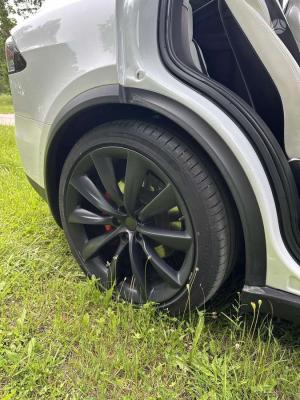 White Tesla Model X 2018 in Plunge, with an engine capacity of 0.00 L and mileage of 193 thousand km for 23900 €, photo 9 on AUTOMOTO.COM.LV