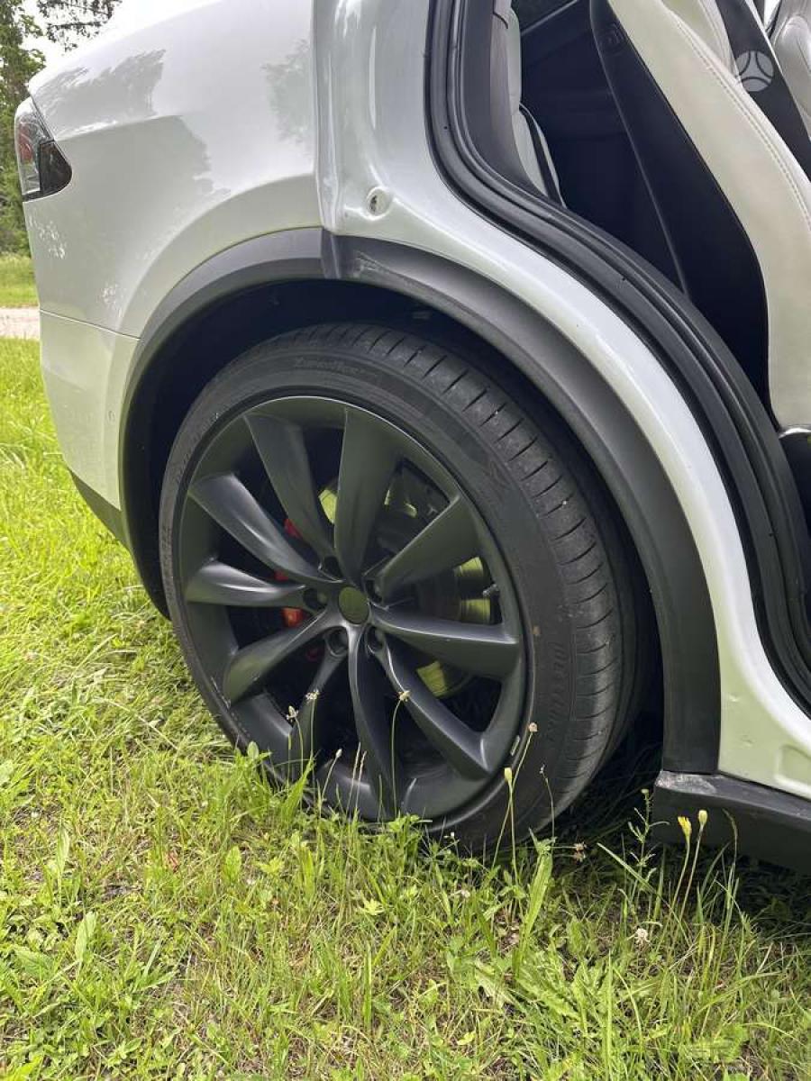 White Tesla Model X 2018 in Plunge, with an engine capacity of 0.00 L and mileage of 193 thousand km for 23900 €, photo 9 on AUTOMOTO.COM.LV