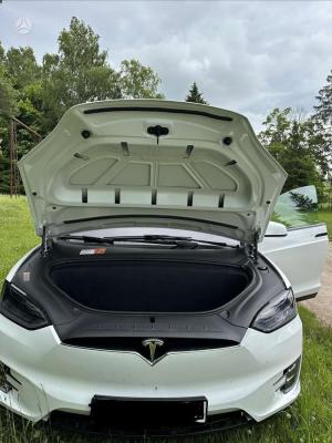 White Tesla Model X 2018 in Plunge, with an engine capacity of 0.00 L and mileage of 193 thousand km for 23900 €, photo 12 on AUTOMOTO.COM.LV