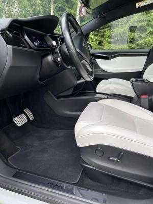 White Tesla Model X 2018 in Plunge, with an engine capacity of 0.00 L and mileage of 193 thousand km for 23900 €, photo 14 on AUTOMOTO.COM.LV