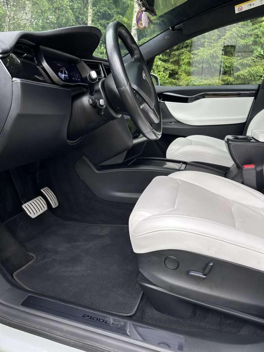 White Tesla Model X 2018 in Plunge, with an engine capacity of 0.00 L and mileage of 193 thousand km for 23900 €, photo 14 on AUTOMOTO.COM.LV