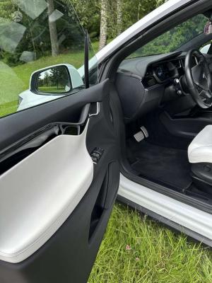 White Tesla Model X 2018 in Plunge, with an engine capacity of 0.00 L and mileage of 193 thousand km for 23900 €, photo 15 on AUTOMOTO.COM.LV
