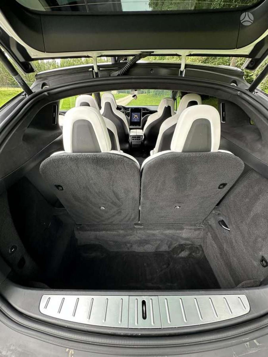 White Tesla Model X 2018 in Plunge, with an engine capacity of 0.00 L and mileage of 193 thousand km for 23900 €, photo 17 on AUTOMOTO.COM.LV