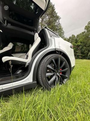 White Tesla Model X 2018 in Plunge, with an engine capacity of 0.00 L and mileage of 193 thousand km for 23900 €, photo 18 on AUTOMOTO.COM.LV