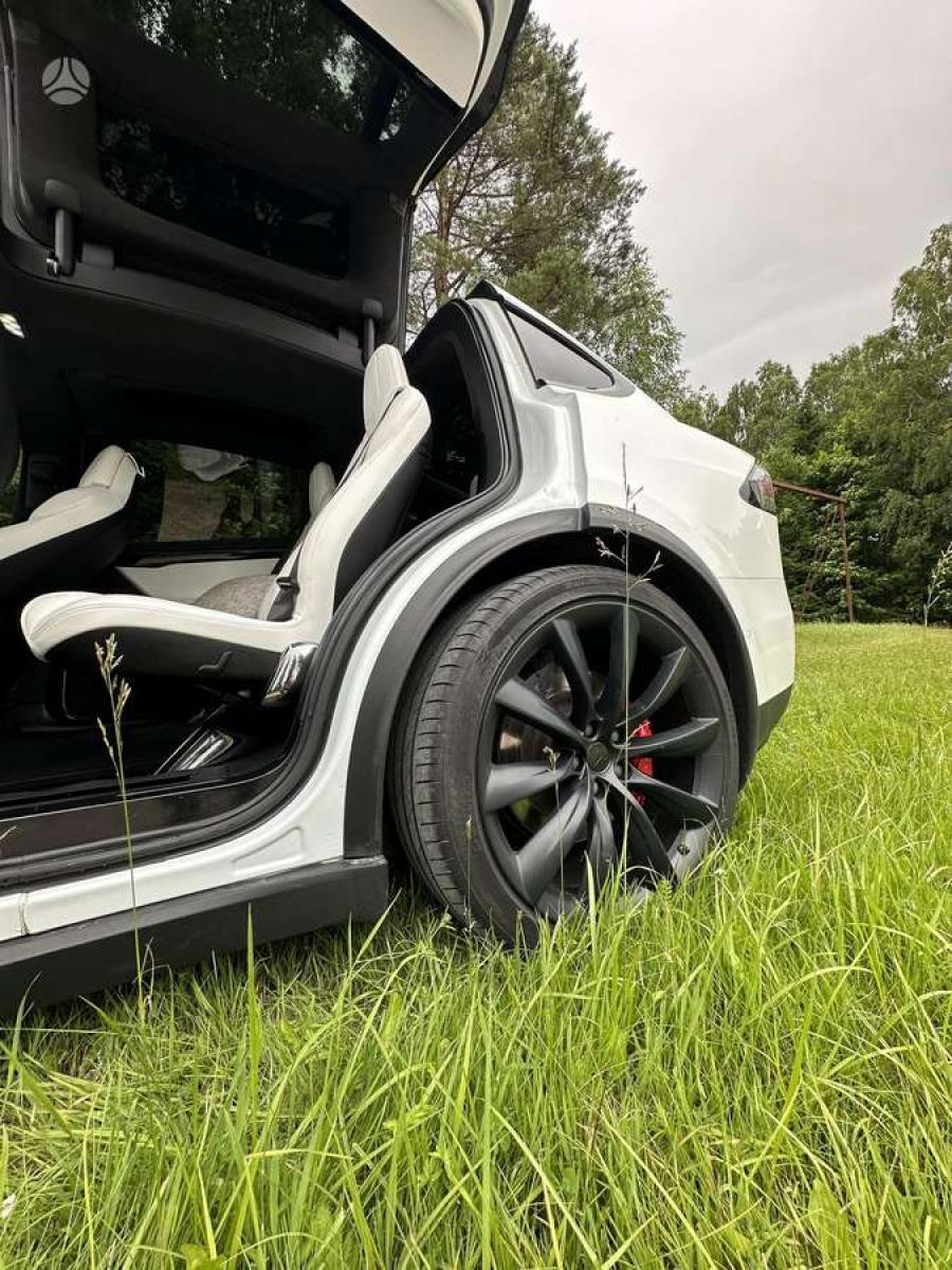 White Tesla Model X 2018 in Plunge, with an engine capacity of 0.00 L and mileage of 193 thousand km for 23900 €, photo 18 on AUTOMOTO.COM.LV