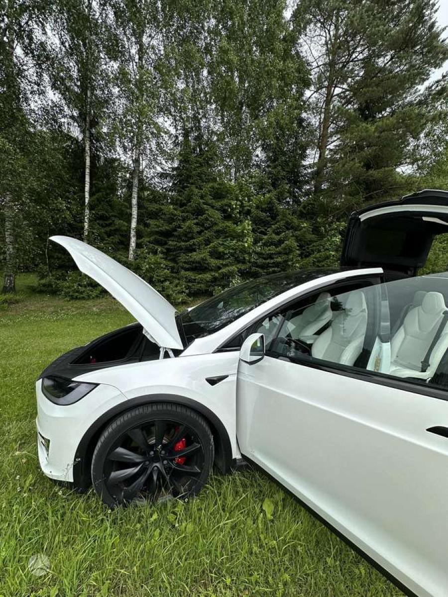 White Tesla Model X 2018 in Plunge, with an engine capacity of 0.00 L and mileage of 193 thousand km for 23900 €, photo 19 on AUTOMOTO.COM.LV