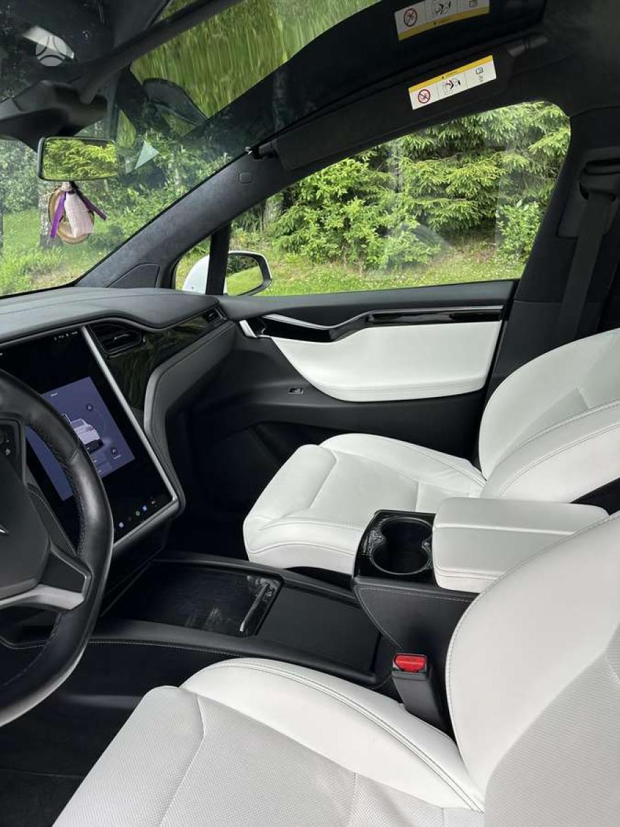 White Tesla Model X 2018 in Plunge, with an engine capacity of 0.00 L and mileage of 193 thousand km for 23900 €, photo 20 on AUTOMOTO.COM.LV