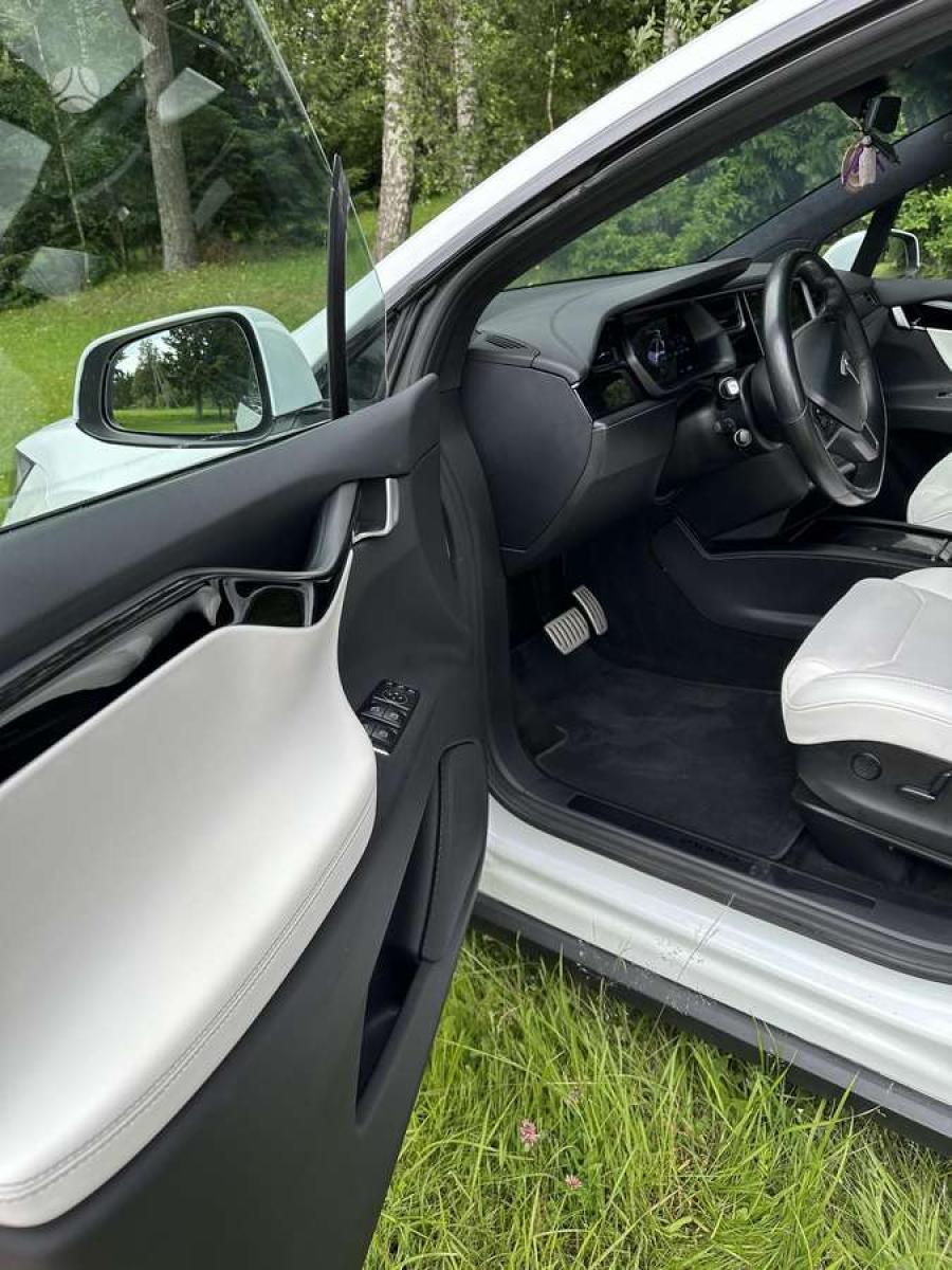 White Tesla Model X 2018 in Plunge, with an engine capacity of 0.00 L and mileage of 193 thousand km for 23900 €, photo 21 on AUTOMOTO.COM.LV