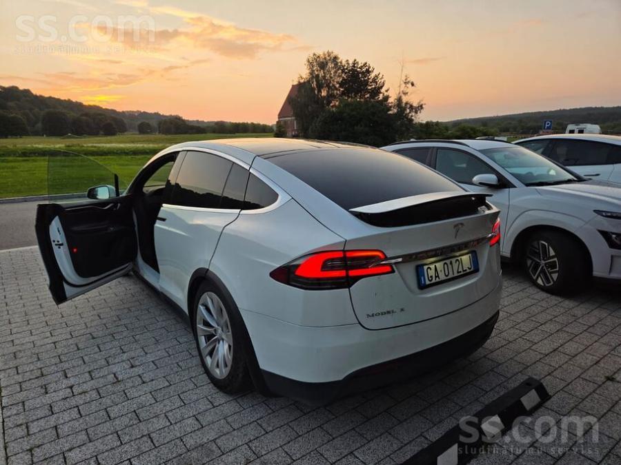 White Tesla Model X 2018 in Riga, with an engine capacity of 0.00 L and mileage of 165 thousand km for 20550 €, photo 3 on AUTOMOTO.COM.LV