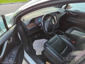 White Tesla Model X 2018 in Riga, with an engine capacity of 0.00 L and mileage of 165 thousand km for 20550 €, photo 4 on AUTOMOTO.COM.LV