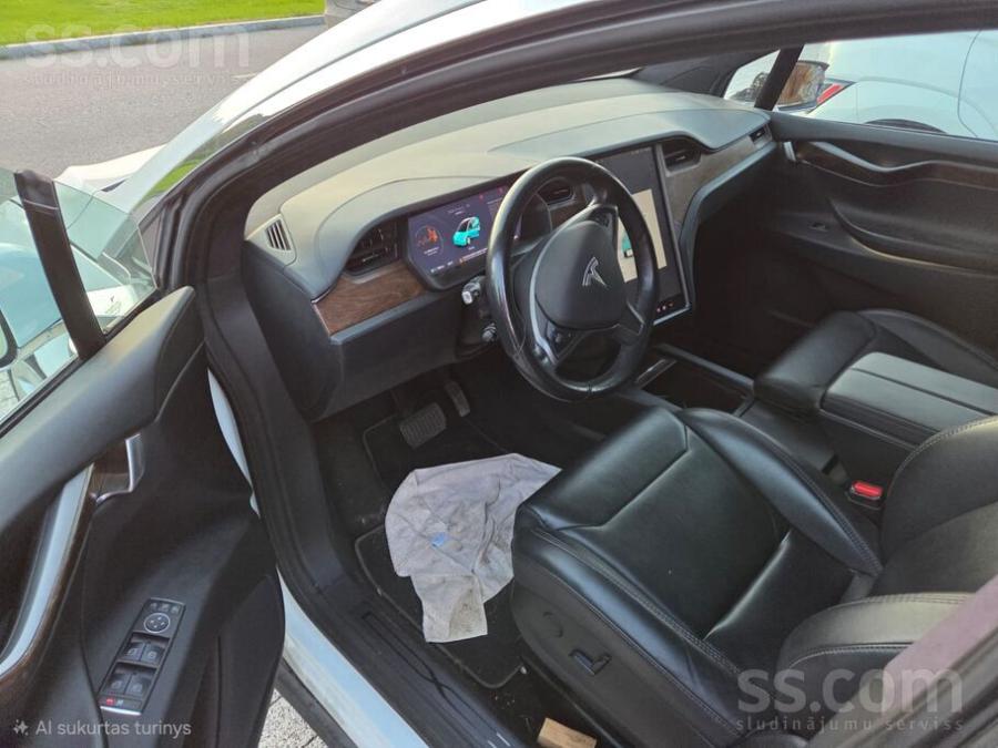 White Tesla Model X 2018 in Riga, with an engine capacity of 0.00 L and mileage of 165 thousand km for 20550 €, photo 4 on AUTOMOTO.COM.LV