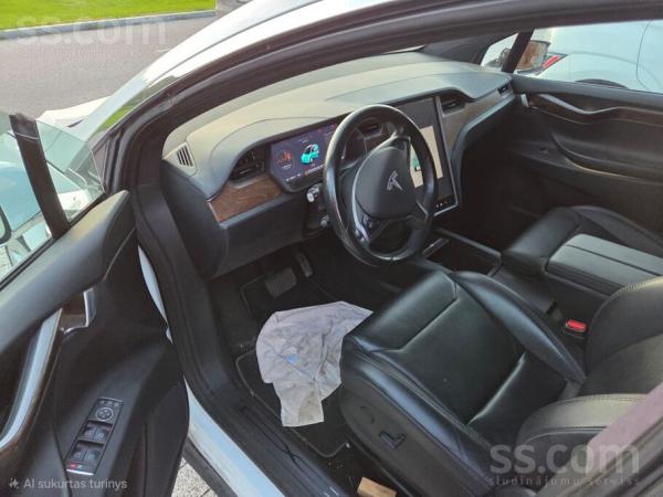 White Tesla Model X 2018 in Riga, with an engine capacity of 0.00 L and mileage of 165 thousand km for 20550 €, photo 4 on AUTOMOTO.COM.LV