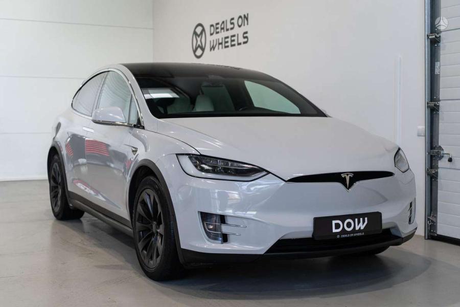 White Tesla Model X 2018 in Vilnius, with an engine capacity of 0.00 L and mileage of 112 thousand km for 24900 €, photo 1 on AUTOMOTO.COM.LV