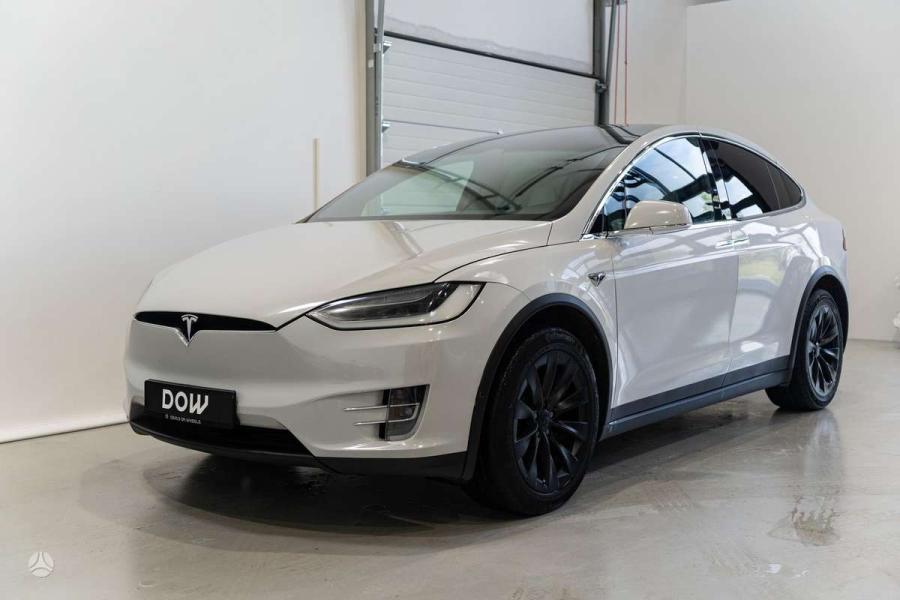White Tesla Model X 2018 in Vilnius, with an engine capacity of 0.00 L and mileage of 112 thousand km for 24900 €, photo 3 on AUTOMOTO.COM.LV