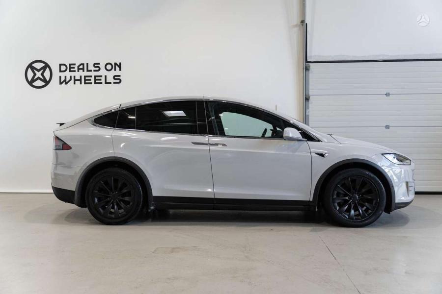 White Tesla Model X 2018 in Vilnius, with an engine capacity of 0.00 L and mileage of 112 thousand km for 24900 €, photo 4 on AUTOMOTO.COM.LV