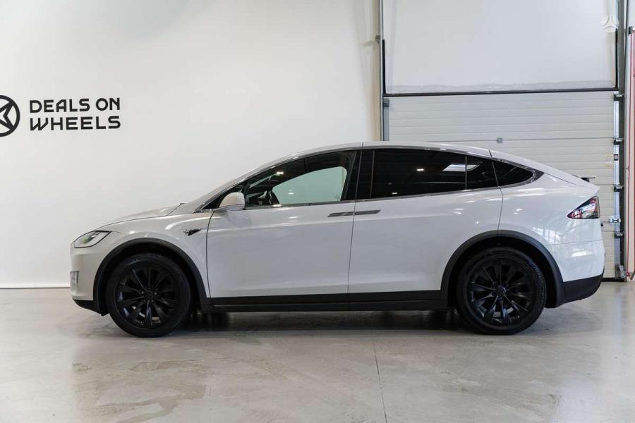 White Tesla Model X 2018 in Vilnius, with an engine capacity of 0.00 L and mileage of 112 thousand km for 24900 €, photo 5 on AUTOMOTO.COM.LV