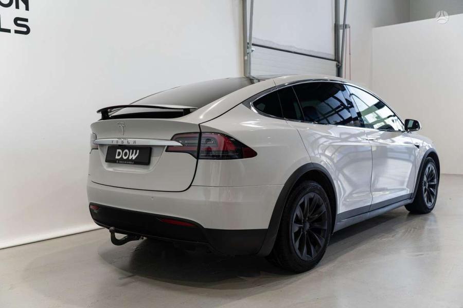 White Tesla Model X 2018 in Vilnius, with an engine capacity of 0.00 L and mileage of 112 thousand km for 24900 €, photo 6 on AUTOMOTO.COM.LV