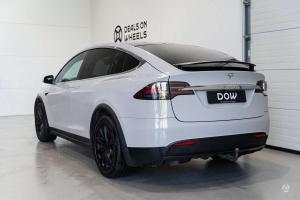 White Tesla Model X 2018 in Vilnius, with an engine capacity of 0.00 L and mileage of 112 thousand km for 24900 €, photo 7 on AUTOMOTO.COM.LV