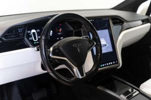 White Tesla Model X 2018 in Vilnius, with an engine capacity of 0.00 L and mileage of 112 thousand km for 24900 €, photo 8 on AUTOMOTO.COM.LV