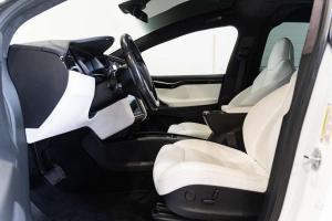 White Tesla Model X 2018 in Vilnius, with an engine capacity of 0.00 L and mileage of 112 thousand km for 24900 €, photo 9 on AUTOMOTO.COM.LV
