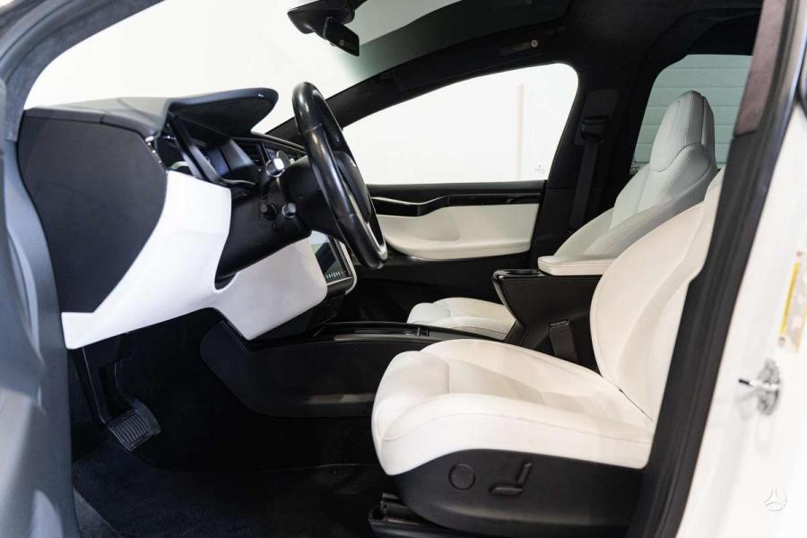 White Tesla Model X 2018 in Vilnius, with an engine capacity of 0.00 L and mileage of 112 thousand km for 24900 €, photo 9 on AUTOMOTO.COM.LV