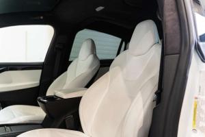 White Tesla Model X 2018 in Vilnius, with an engine capacity of 0.00 L and mileage of 112 thousand km for 24900 €, photo 10 on AUTOMOTO.COM.LV